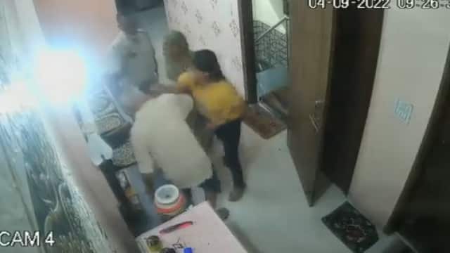 दिल्ली में दरोगा बहू ने बुजुर्ग ससुर को जड़े थप्पड़, मां से भी पिटवाया ...