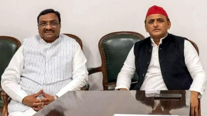 अखिलेश यादव को बड़ा झटका, धर्म सिंह सैनी की CM योगी की मौजूदगी में घर ...