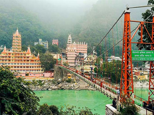 ऋषिकेश के नीलकंठ मंदिर में उमड़ा शिवभक्तों का सैलाब, कर रहे हैं ...