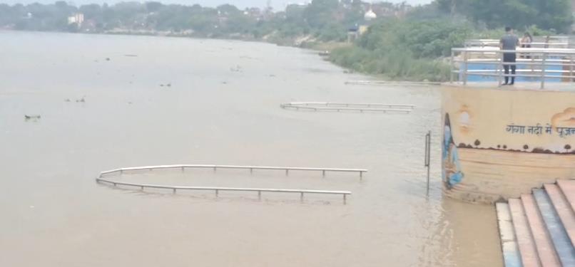 Kanpur: चेतावनी बिंदु से महज डेढ़ मीटर दूर गंगा, अटल घाट पर लगी रेलिंग ...